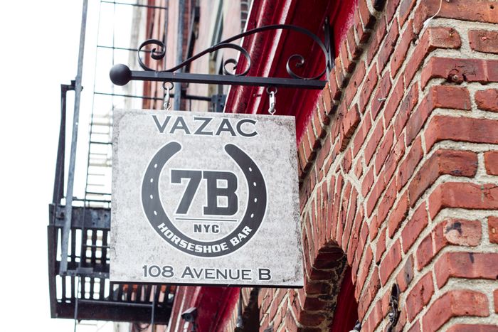 7B Horseshoe Bar aka Vazacs